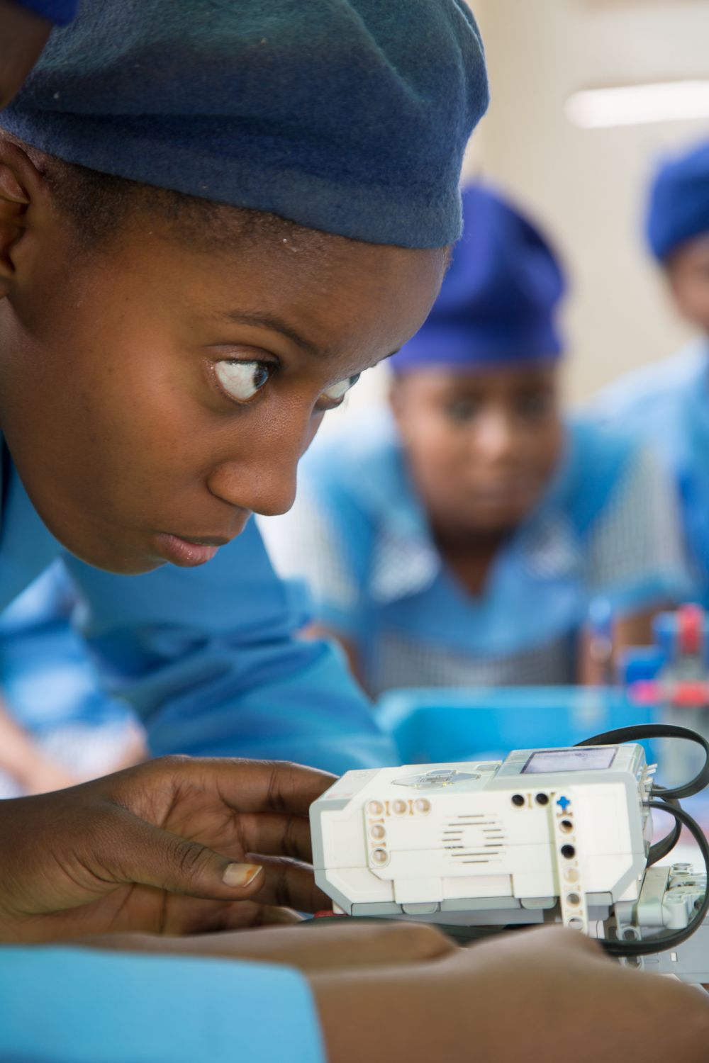 Nigerian girls build robots to tackle waste