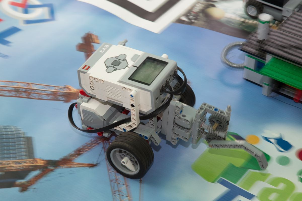 Nigerian girls build robots to tackle waste